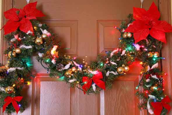 Usar festão e cordões na decoração de Natal