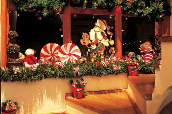 Usar festão e cordões na decoração de Natal