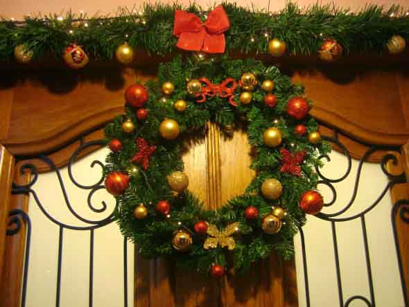 Usar festão e cordões na decoração de Natal