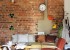 Decorar a casa com uma parede sem reboco (tijolo aparente)