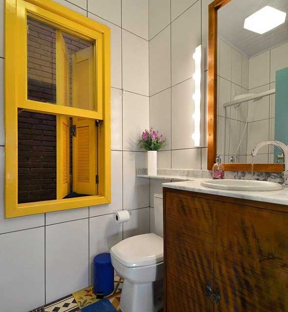 Janelas coloridas dentro de casa na decoração